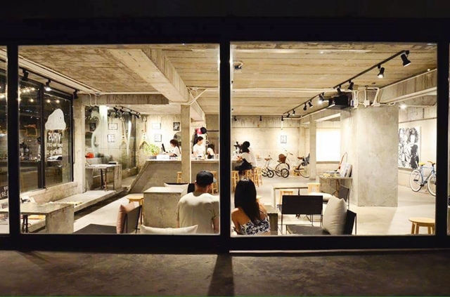 Artist Lolay has opened a cafe-gallery in Hua Hin. And we're a little ...