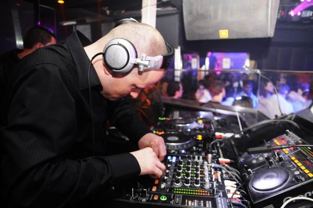 DJ Aaron Ross Live at Bed Supperclub - BK Magazine Online | The insider ...