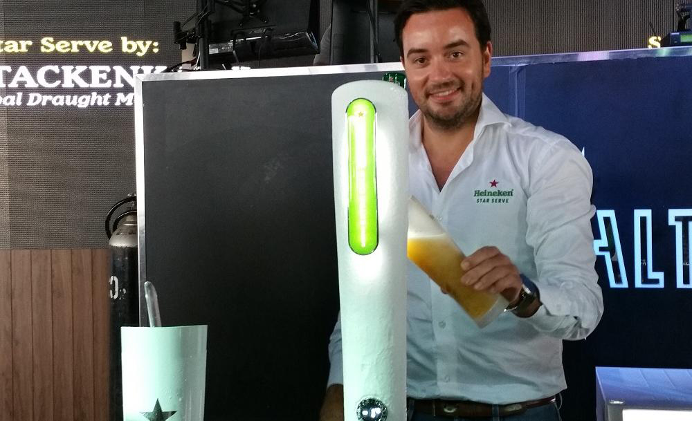 How to pour the perfect pint of beer - BK Magazine Online | The insider ...